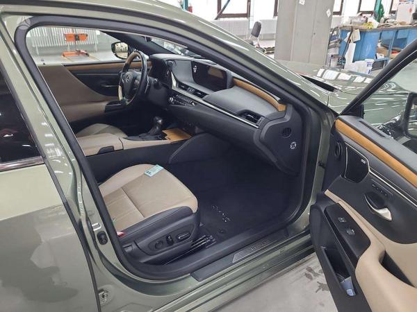 Green Lexus ES 300 H 2021 in Vilnius, with an engine capacity of 2.49 L and mileage of 83 thousand km for 31999 €, photo 4 on AUTOMOTO.COM.LV