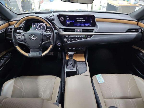 Green Lexus ES 300 H 2021 in Vilnius, with an engine capacity of 2.49 L and mileage of 83 thousand km for 31999 €, photo 6 on AUTOMOTO.COM.LV