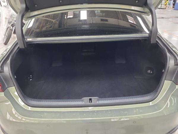 Green Lexus ES 300 H 2021 in Vilnius, with an engine capacity of 2.49 L and mileage of 83 thousand km for 31999 €, photo 9 on AUTOMOTO.COM.LV