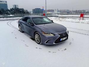 Pelēks Lexus ES 300 H 2019 Viļņa, ar dzinēja tilpumu 2.49 L un nobraukumu 114 tūkst. km par 33500 €, foto  vietnē AUTOMOTO.COM.LV