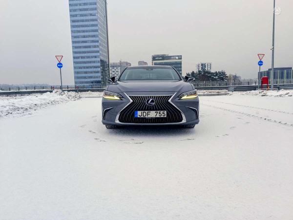 Pelēks Lexus ES 300 H 2019 Viļņa, ar dzinēja tilpumu 2.49 L un nobraukumu 114 tūkst. km par 33500 €, foto 3 vietnē AUTOMOTO.COM.LV