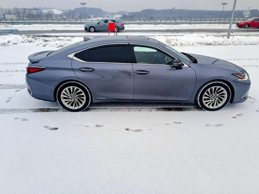 Pelēks Lexus ES 300 H 2019 Viļņa, ar dzinēja tilpumu 2.49 L un nobraukumu 114 tūkst. km par 33500 €, foto 4 vietnē AUTOMOTO.COM.LV