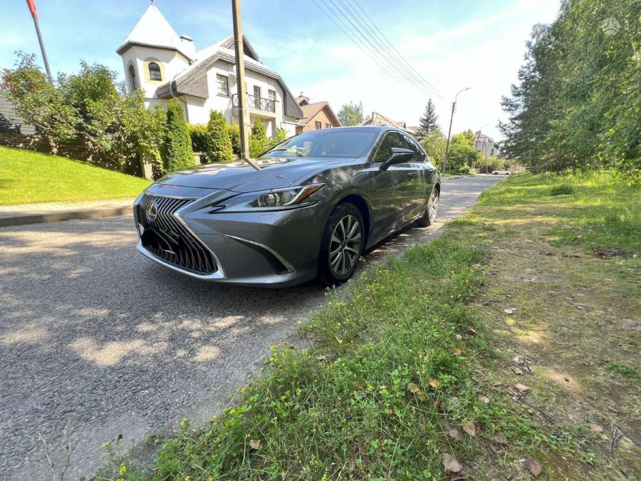 Grey Lexus ES 300 H 2020 in Vilnius, with an engine capacity of 2.50 L and mileage of 309 thousand km for 19990 €, photo 2 on AUTOMOTO.COM.LV