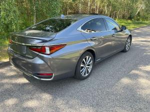 Grey Lexus ES 300 H 2020 in Vilnius, with an engine capacity of 2.50 L and mileage of 309 thousand km for 19990 €, photo 5 on AUTOMOTO.COM.LV