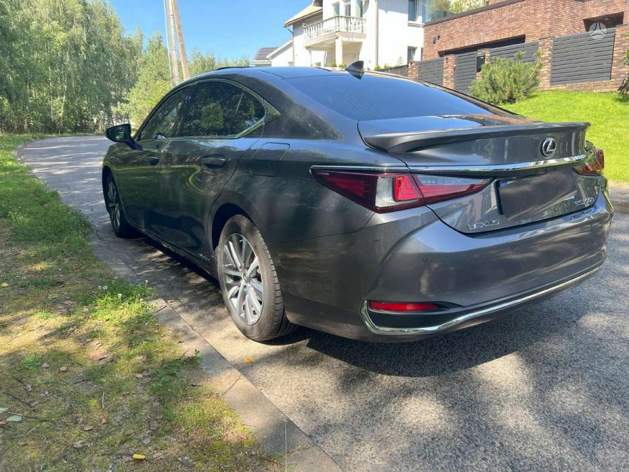 Grey Lexus ES 300 H 2020 in Vilnius, with an engine capacity of 2.50 L and mileage of 309 thousand km for 19990 €, photo 6 on AUTOMOTO.COM.LV