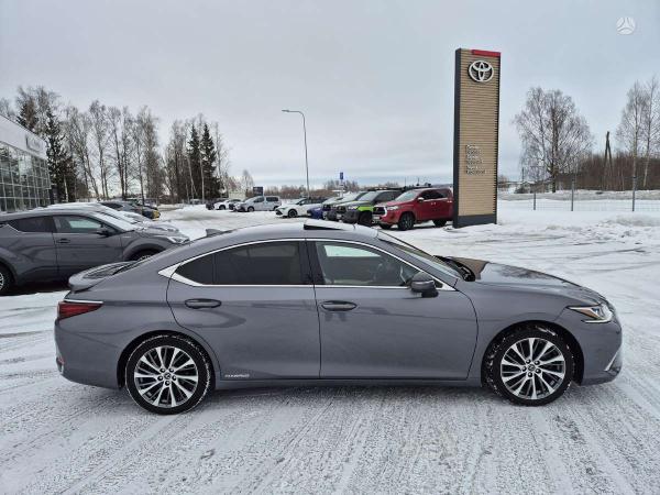Grey Lexus ES 300 H 2020 in Panevezys, with an engine capacity of 2.49 L and mileage of 247 thousand km for 20900 €, photo 4 on AUTOMOTO.COM.LV