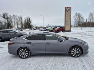 Pelēks Lexus ES 300 H 2020 Panevēža, ar dzinēja tilpumu 2.49 L un nobraukumu 247 tūkst. km par 20900 €, foto 4 vietnē AUTOMOTO.COM.LV