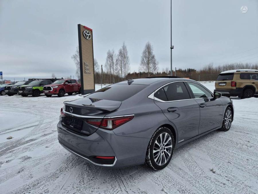 Pelēks Lexus ES 300 H 2020 Panevēža, ar dzinēja tilpumu 2.49 L un nobraukumu 247 tūkst. km par 20900 €, foto 5 vietnē AUTOMOTO.COM.LV