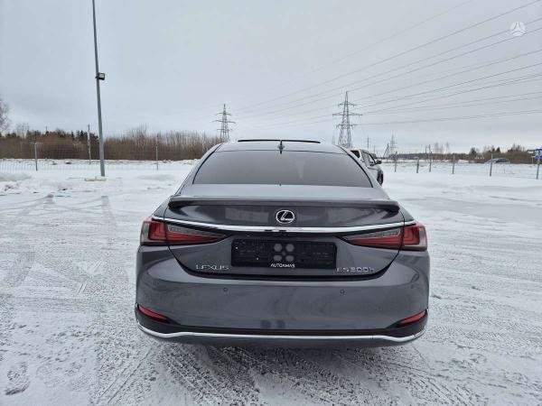 Grey Lexus ES 300 H 2020 in Panevezys, with an engine capacity of 2.49 L and mileage of 247 thousand km for 20900 €, photo 6 on AUTOMOTO.COM.LV