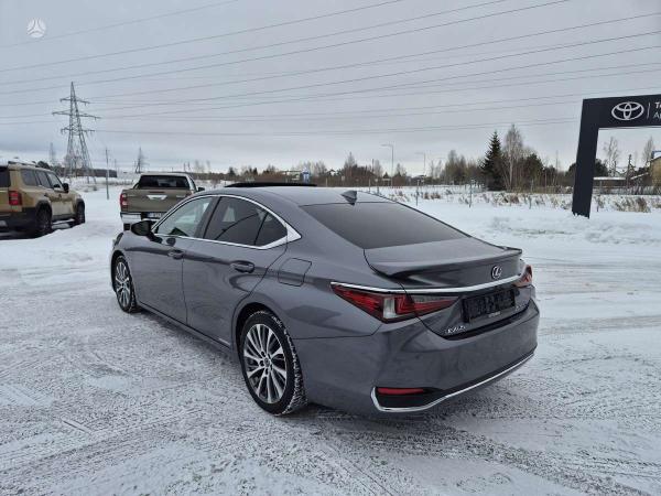 Grey Lexus ES 300 H 2020 in Panevezys, with an engine capacity of 2.49 L and mileage of 247 thousand km for 20900 €, photo 7 on AUTOMOTO.COM.LV