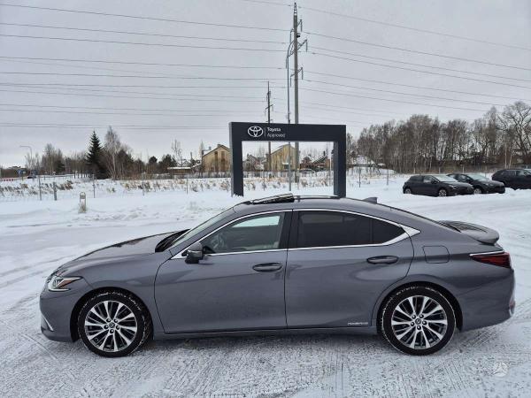 Grey Lexus ES 300 H 2020 in Panevezys, with an engine capacity of 2.49 L and mileage of 247 thousand km for 20900 €, photo 8 on AUTOMOTO.COM.LV