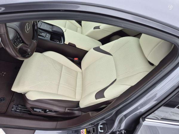 Pelēks Lexus ES 300 H 2020 Panevēža, ar dzinēja tilpumu 2.49 L un nobraukumu 247 tūkst. km par 20900 €, foto 11 vietnē AUTOMOTO.COM.LV