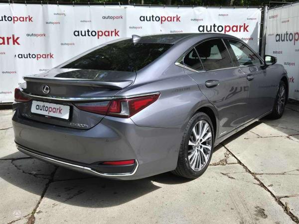 Pelēks Lexus ES 300 H 2021 Viļņa, ar dzinēja tilpumu 2.49 L un nobraukumu 99 tūkst. km par 34900 €, foto 4 vietnē AUTOMOTO.COM.LV