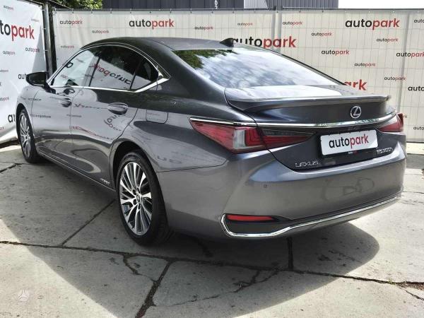 Pelēks Lexus ES 300 H 2021 Viļņa, ar dzinēja tilpumu 2.49 L un nobraukumu 99 tūkst. km par 34900 €, foto 5 vietnē AUTOMOTO.COM.LV