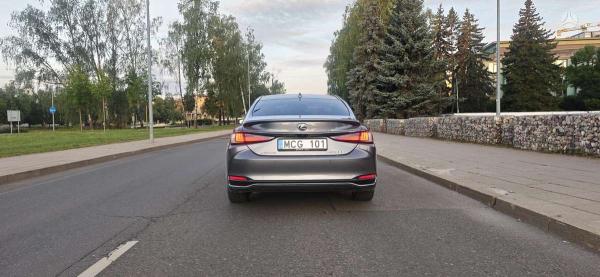 Pelēks Lexus ES 300 H 2021 Viļņa, ar dzinēja tilpumu 2.49 L un nobraukumu 131 tūkst. km par 29500 €, foto 5 vietnē AUTOMOTO.COM.LV