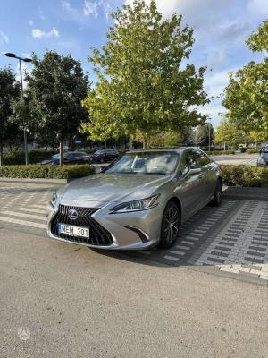 Pelēks Lexus ES 300 H 2022 Viļņa, ar dzinēja tilpumu 2.49 L un nobraukumu 67 tūkst. km par 35000 €, foto  vietnē AUTOMOTO.COM.LV