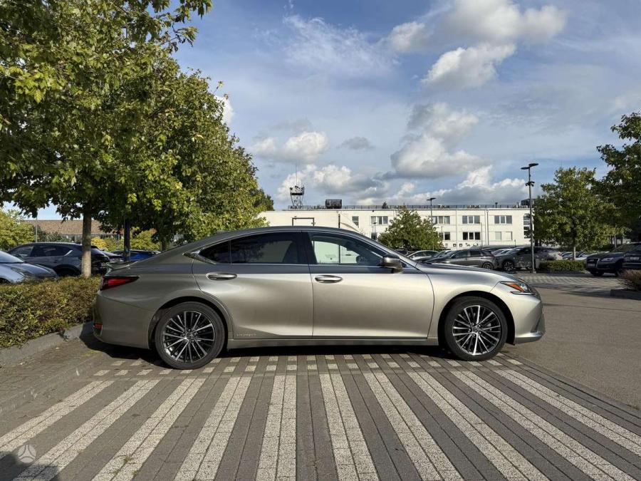 Pelēks Lexus ES 300 H 2022 Viļņa, ar dzinēja tilpumu 2.49 L un nobraukumu 67 tūkst. km par 35000 €, foto 3 vietnē AUTOMOTO.COM.LV