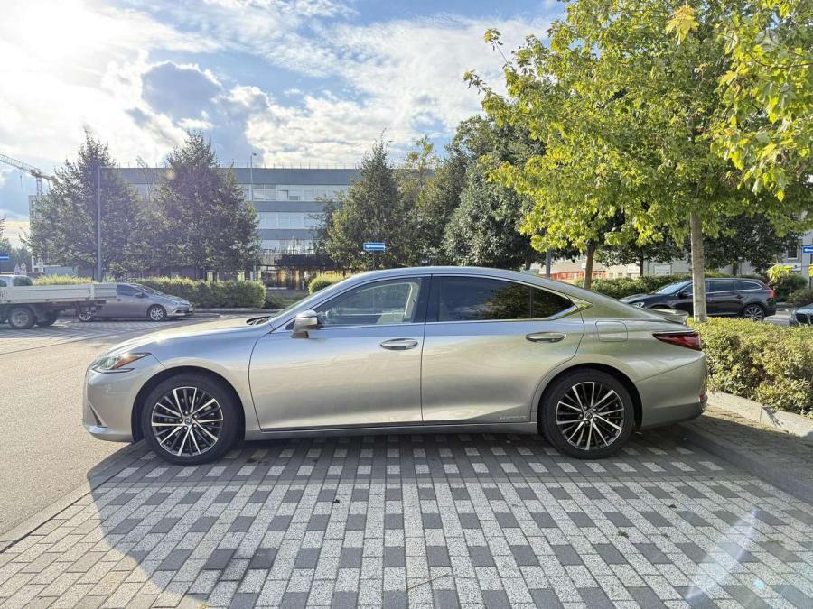 Pelēks Lexus ES 300 H 2022 Viļņa, ar dzinēja tilpumu 2.49 L un nobraukumu 67 tūkst. km par 35000 €, foto 4 vietnē AUTOMOTO.COM.LV