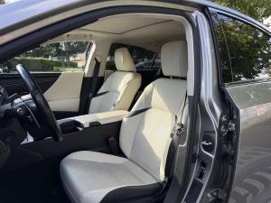 Pelēks Lexus ES 300 H 2022 Viļņa, ar dzinēja tilpumu 2.49 L un nobraukumu 67 tūkst. km par 35000 €, foto 7 vietnē AUTOMOTO.COM.LV