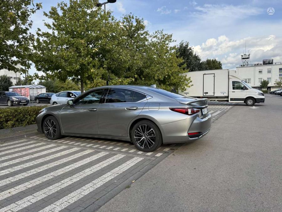 Pelēks Lexus ES 300 H 2022 Viļņa, ar dzinēja tilpumu 2.49 L un nobraukumu 67 tūkst. km par 35000 €, foto 10 vietnē AUTOMOTO.COM.LV