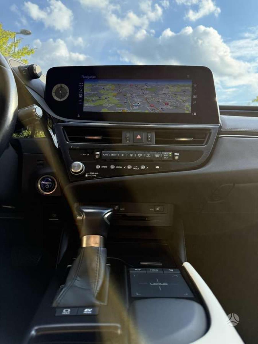 Pelēks Lexus ES 300 H 2022 Viļņa, ar dzinēja tilpumu 2.49 L un nobraukumu 67 tūkst. km par 35000 €, foto 19 vietnē AUTOMOTO.COM.LV