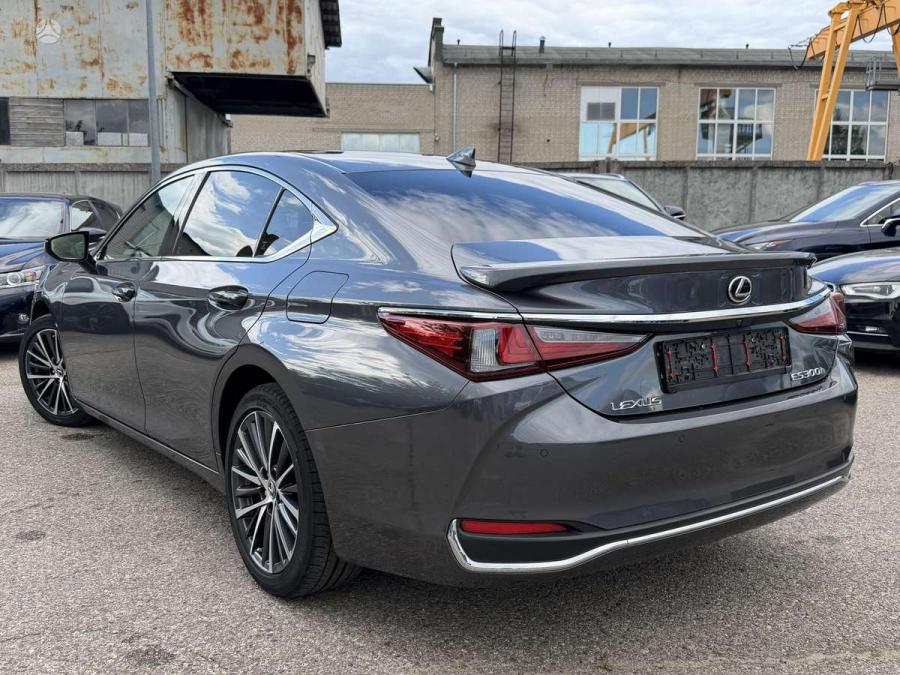 Pelēks Lexus ES 300 H 2023 Viļņa, ar dzinēja tilpumu 2.49 L un nobraukumu 93 tūkst. km par 34600 €, foto 14 vietnē AUTOMOTO.COM.LV