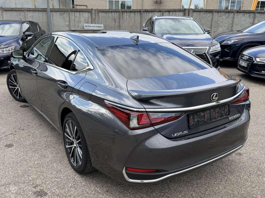 Pelēks Lexus ES 300 H 2023 Viļņa, ar dzinēja tilpumu 2.49 L un nobraukumu 93 tūkst. km par 34600 €, foto 15 vietnē AUTOMOTO.COM.LV