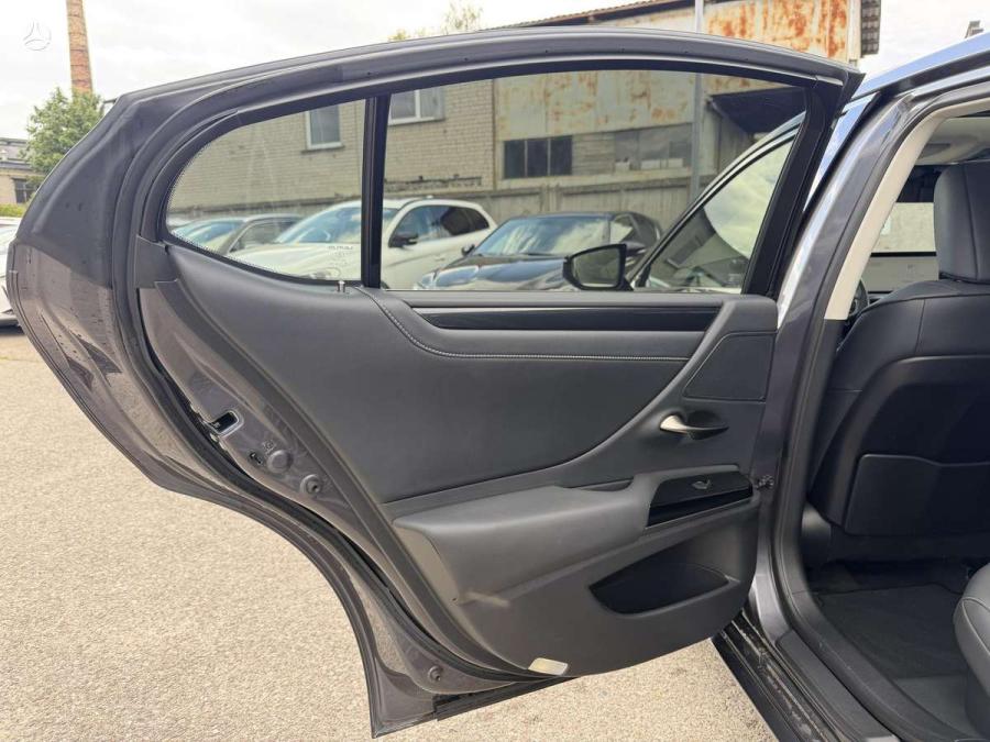 Pelēks Lexus ES 300 H 2023 Viļņa, ar dzinēja tilpumu 2.49 L un nobraukumu 93 tūkst. km par 34600 €, foto 18 vietnē AUTOMOTO.COM.LV