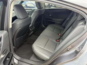 Pelēks Lexus ES 300 H 2023 Viļņa, ar dzinēja tilpumu 2.49 L un nobraukumu 93 tūkst. km par 34600 €, foto 19 vietnē AUTOMOTO.COM.LV