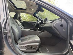 Pelēks Lexus ES 300 H 2023 Viļņa, ar dzinēja tilpumu 2.49 L un nobraukumu 93 tūkst. km par 34600 €, foto 24 vietnē AUTOMOTO.COM.LV