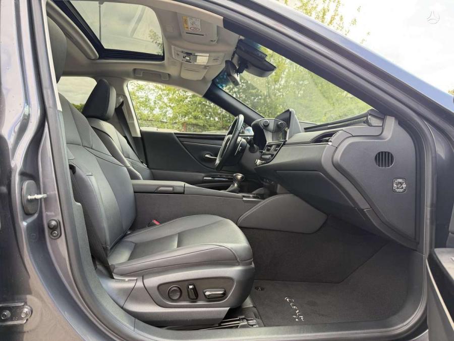 Pelēks Lexus ES 300 H 2023 Viļņa, ar dzinēja tilpumu 2.49 L un nobraukumu 93 tūkst. km par 34600 €, foto 24 vietnē AUTOMOTO.COM.LV
