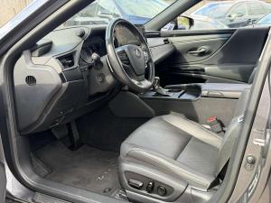 Pelēks Lexus ES 300 H 2023 Viļņa, ar dzinēja tilpumu 2.49 L un nobraukumu 93 tūkst. km par 34600 €, foto 26 vietnē AUTOMOTO.COM.LV