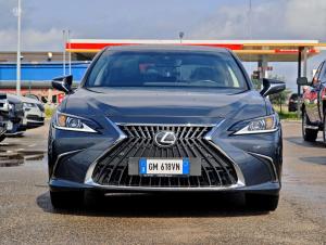 Grey Lexus ES 300 H 2023 in Vilnius, with an engine capacity of 2.49 L and mileage of 94 thousand km for 33900 €, photo 3 on AUTOMOTO.COM.LV