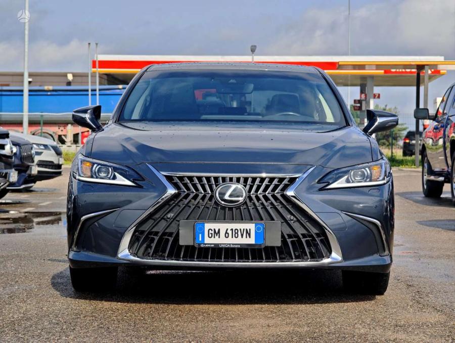 Grey Lexus ES 300 H 2023 in Vilnius, with an engine capacity of 2.49 L and mileage of 94 thousand km for 33900 €, photo 3 on AUTOMOTO.COM.LV