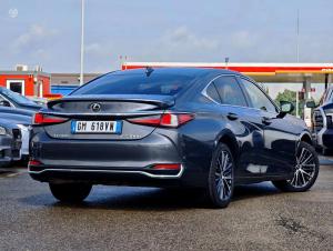 Grey Lexus ES 300 H 2023 in Vilnius, with an engine capacity of 2.49 L and mileage of 94 thousand km for 33900 €, photo 4 on AUTOMOTO.COM.LV