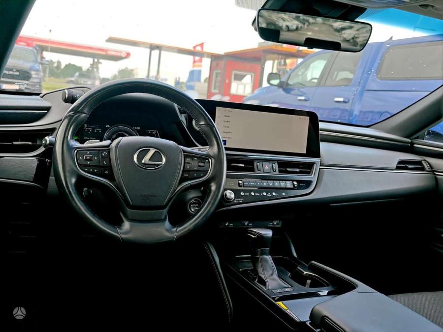 Grey Lexus ES 300 H 2023 in Vilnius, with an engine capacity of 2.49 L and mileage of 94 thousand km for 33900 €, photo 5 on AUTOMOTO.COM.LV