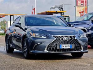 Grey Lexus ES 300 H 2023 in Vilnius, with an engine capacity of 2.49 L and mileage of 94 thousand km for 33900 €, photo 6 on AUTOMOTO.COM.LV