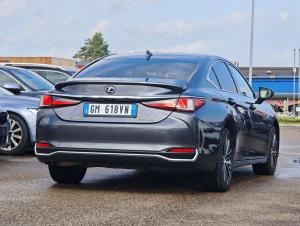 Grey Lexus ES 300 H 2023 in Vilnius, with an engine capacity of 2.49 L and mileage of 94 thousand km for 33900 €, photo 9 on AUTOMOTO.COM.LV