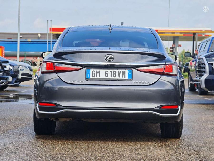 Grey Lexus ES 300 H 2023 in Vilnius, with an engine capacity of 2.49 L and mileage of 94 thousand km for 33900 €, photo 10 on AUTOMOTO.COM.LV