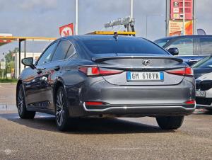 Grey Lexus ES 300 H 2023 in Vilnius, with an engine capacity of 2.49 L and mileage of 94 thousand km for 33900 €, photo 11 on AUTOMOTO.COM.LV