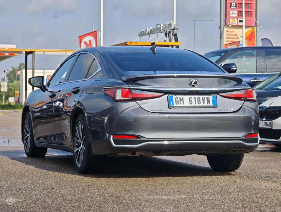 Grey Lexus ES 300 H 2023 in Vilnius, with an engine capacity of 2.49 L and mileage of 94 thousand km for 33900 €, photo 11 on AUTOMOTO.COM.LV