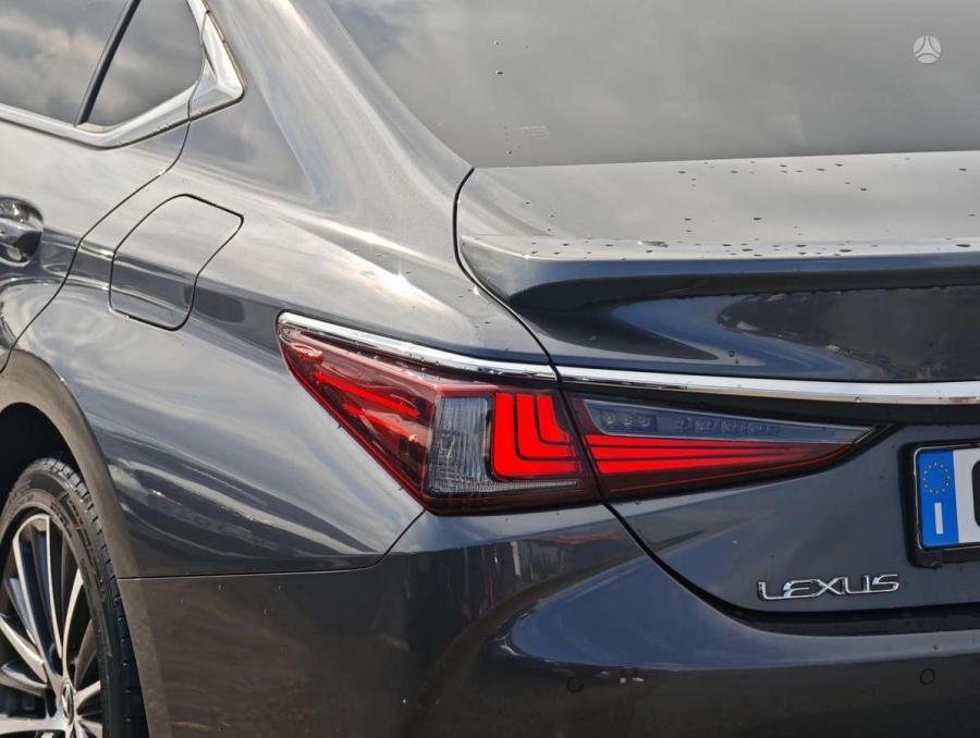Grey Lexus ES 300 H 2023 in Vilnius, with an engine capacity of 2.49 L and mileage of 94 thousand km for 33900 €, photo 12 on AUTOMOTO.COM.LV