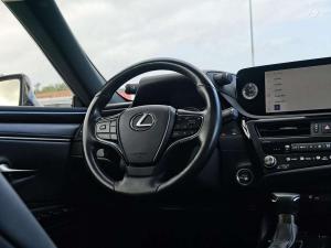 Grey Lexus ES 300 H 2023 in Vilnius, with an engine capacity of 2.49 L and mileage of 94 thousand km for 33900 €, photo 14 on AUTOMOTO.COM.LV