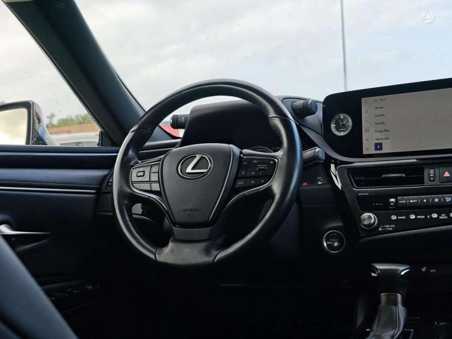 Grey Lexus ES 300 H 2023 in Vilnius, with an engine capacity of 2.49 L and mileage of 94 thousand km for 33900 €, photo 14 on AUTOMOTO.COM.LV