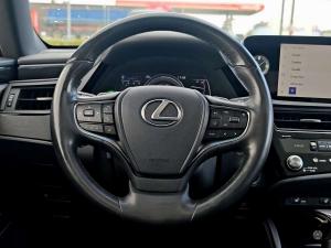 Grey Lexus ES 300 H 2023 in Vilnius, with an engine capacity of 2.49 L and mileage of 94 thousand km for 33900 €, photo 15 on AUTOMOTO.COM.LV