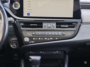 Grey Lexus ES 300 H 2023 in Vilnius, with an engine capacity of 2.49 L and mileage of 94 thousand km for 33900 €, photo 20 on AUTOMOTO.COM.LV