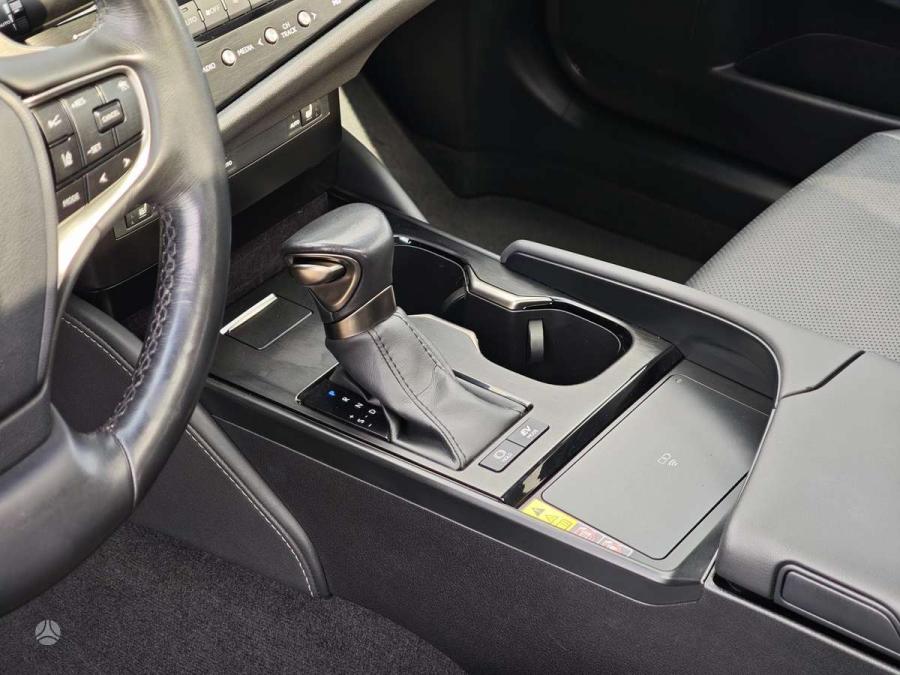 Grey Lexus ES 300 H 2023 in Vilnius, with an engine capacity of 2.49 L and mileage of 94 thousand km for 33900 €, photo 21 on AUTOMOTO.COM.LV