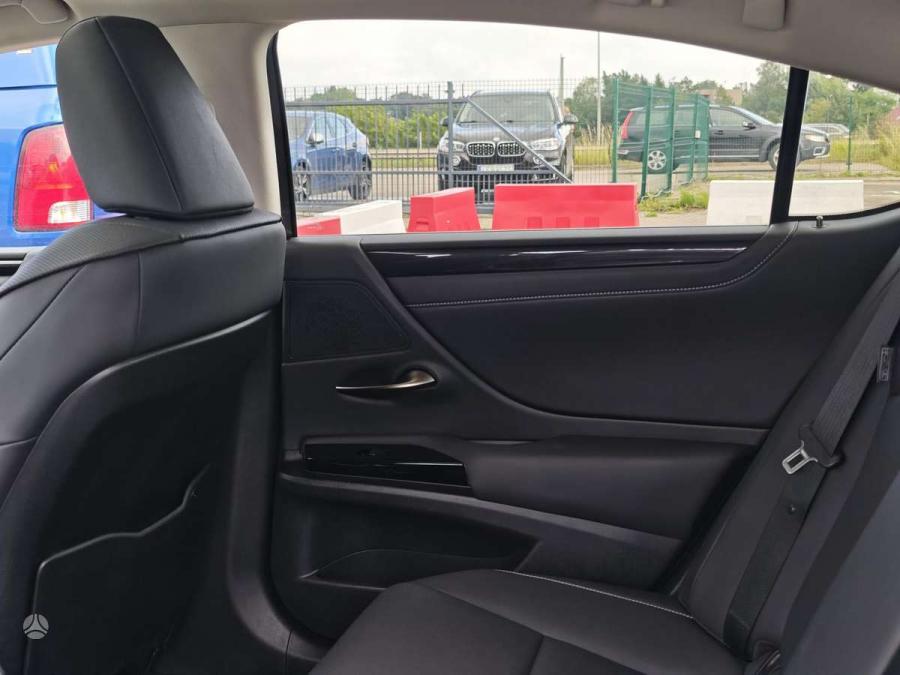 Grey Lexus ES 300 H 2023 in Vilnius, with an engine capacity of 2.49 L and mileage of 94 thousand km for 33900 €, photo 24 on AUTOMOTO.COM.LV
