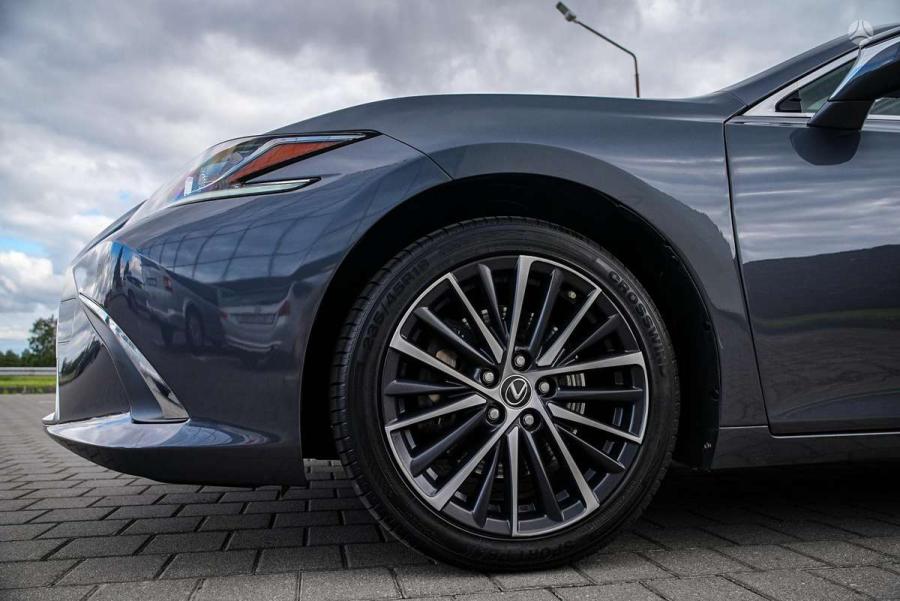 Grey Lexus ES 300 H 2024 in Marijampole, with an engine capacity of 2.49 L and mileage of 190 thousand km for 29950 €, photo 7 on AUTOMOTO.COM.LV