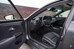 Grey Lexus ES 300 H 2024 in Marijampole, with an engine capacity of 2.49 L and mileage of 190 thousand km for 29950 €, photo 30 on AUTOMOTO.COM.LV